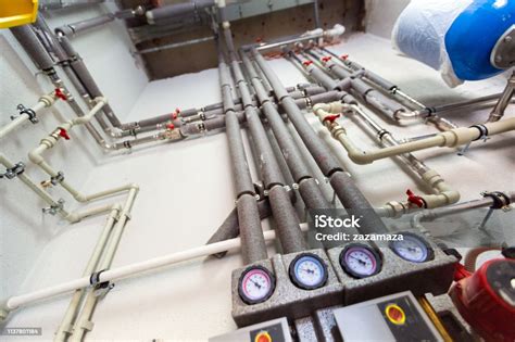 구리 밸브 스테인리스 볼 밸브 수압 탐지기 및 중앙 난방 시스템의 플라스틱 파이프 및 개조 개조 및 건설 중에 아파트의 보일 러 실에서 단열재와 물 파이프 가정의 방에 대한