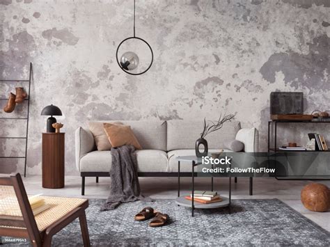 회색 디자인의 소파 안락의자 사다리 블랙 커피 테이블 블랙 사다리 보행 램프 카펫 장식 및 우아한 액세서리가 있는 현대적인