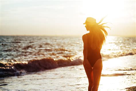 검은 수영복에 아름 다운 여자의 야외 라이프 스타일 초상화 바람에 대한 스톡 사진 및 기타 이미지 바람 비키니 털 Istock