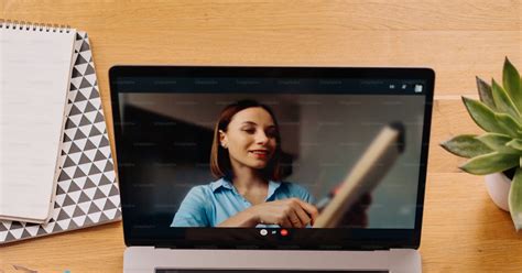 십대 초반의 한 소년이 노트북을 사용하여 선생님과 화상 통화를 합니다 화면에는 수업에서 주제를 설명하는 교사와 함께 온라인 강의가 표시됩니다 사진 Unsplash의