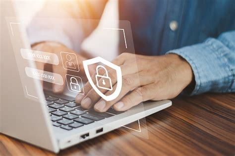 데이터를 보호하기 위해 암호 사이버 보안 및 개인 정보 보호 개념을 사용하는 사업가 자물쇠 아이콘 인터넷 네트워크 보안 기술 랩톱 및 가상 인터페이스에서 개인 데이터를