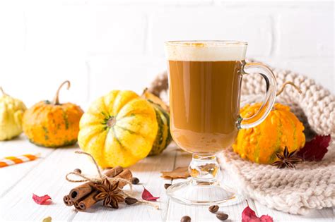 전통 가을 요리 할로윈 추수 감사절 휘핑 크림을 얹은 뜨겁고 매콤한 향기로운 호박 라떼 머그컵 흰색 배경에 매운 호박 라떼를 요리하는 재료 가을에 대한 스톡 사진 및 기타