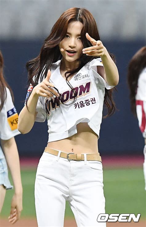 핫이슈 다나복근 뽐내며 안무 사진