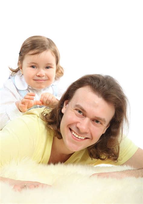 A Filha Pequena Feliz Senta Se No Pai Foto De Stock Imagem De Cuidado Menina 18848478