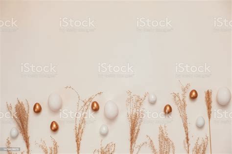 다른 패턴의 황금색 페인트로 채색 된 부활절 달걀의 상위 뷰 흰색 배경입니다 공간을 복사합니다 4월에 대한 스톡 사진 및 기타 이미지 Istock