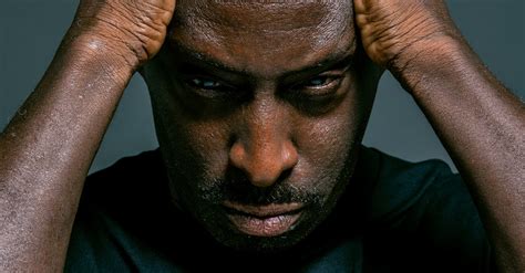 Bhw 각 개인 감정 강렬한 걱정하는 고뇌 고립된 고통 관심사 눈 당황스러운 대머리 대머리 남자 두통 머리 머리 통증 머리에 손 문제 미친