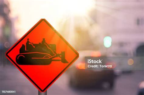 다채로운 보케 빛 추상적 인 배경흐림 교통 도로에 건설 트랙터 경고 표지판 교통 및 여행 개념의 공간을 복사합니다 복고풍 톤 필터 색상 스타일입니다 개발에 대한 스톡 사진