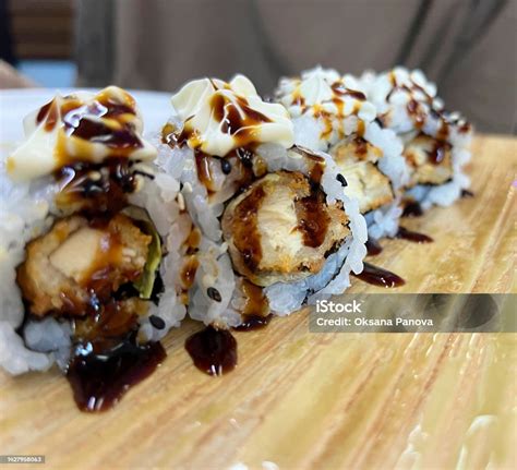 일본 음식 초밥 사시미 레인보우 스시 롤 연어 장어 참치 아보카도 로얄 새우 크림 치즈 필라델피아 캐비어 토비카 추카 0명에 대한 스톡 사진 및 기타 이미지 Istock