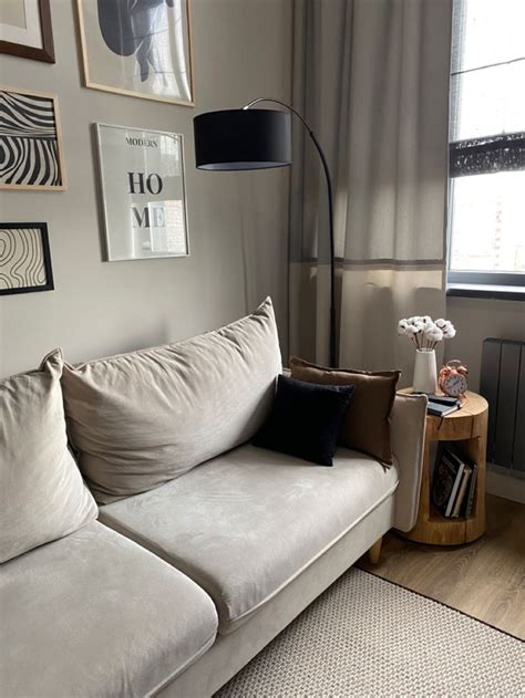 Черный торшер в интерьере бежевый диван