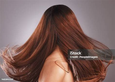 아름다움 머리카락 및 건강은 샴푸 살롱 및 화장품 변형 모형을 위해 여성과 바람을 동반합니다 케라틴 발라야쥬 글로우와 소녀 모델 및 제품 성장 및 광택 처리를 위한 셀프