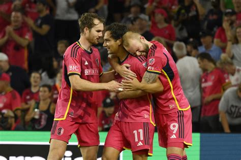 Deadspin Simon Becher Scores Twice To Help St Louis City Top Dynamo