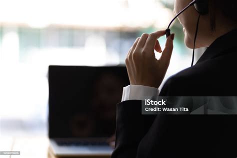 콜센터 사무실에서 근무하는 전화 교환원 또는 고객 서비스 담당자 25 29세에 대한 스톡 사진 및 기타 이미지 25 29세 It 지원 고객 Istock