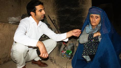 کمک به مادر پیر که با لباس شستن خانه های مردم روزگار را پیش میبرد