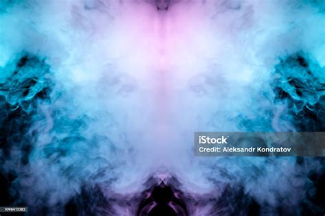 분홍색의 배경 녹색과 흰색 물결 연기 귀신의 머리의 모양 또는 검은색 신비로운 외모의 남자에 접지 절연 밝은 추상 패턴 Vape