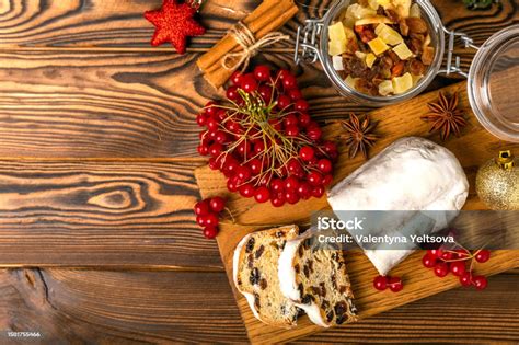 크리스마스 슈톨렌 전나무 가지가 있는 갈색 나무 테이블에 있는 전통적인 독일 빵 가루 설탕을 뿌린 반죽 견과류 마지팬으로 만든 축제 디저트 복사 공간 텍스트를 위한