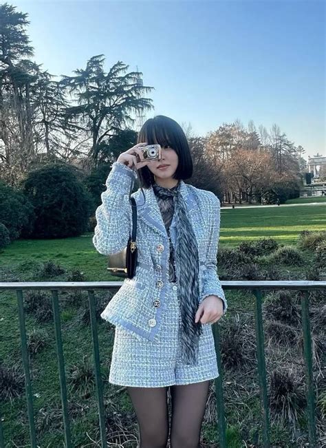 패션엔 김소현 밀라노에서 더 청순 돌체앤가바나 밝힌 트위드 셋업 패션쇼 룩