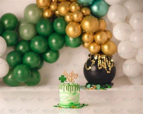 دانلود بک دراپ تولد با دکور کوزه سکه طلا و بادکنک تم سبز و طلایی و سپید