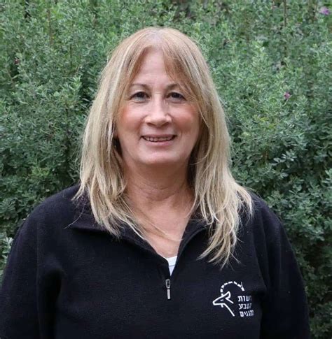 מבקרים בשמורת הטבע חי בר כרמל במסגרת פעילויות בנושא הנשרים צפו