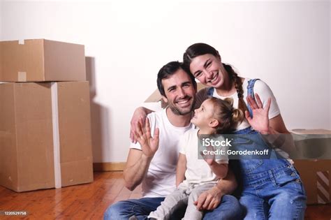 Retrato De Una Hermosa Familia Feliz Y Sonriente Acaba De Llegar A La