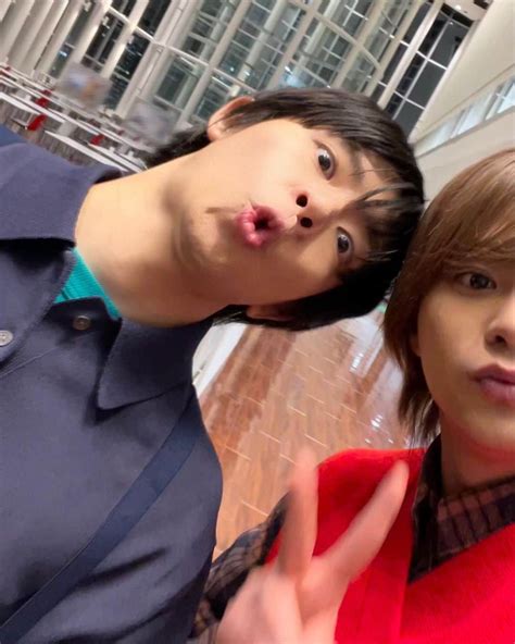 Sexy Zoneさんのインスタグラム写真 Sexy Zoneinstagram 「⁡ ⁡ 入ってくる岸くんと、追いやられる勝利 ⁡ 笑