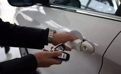 人离开车后自动锁门怎么设置 有驾