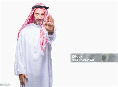 수석 아랍 사람 손의 종 려를 가진 정지 노래를 하 고 격리 된 배경 위에 서구인을 입고 얼굴에 부정적이 고 심각한 제스처와 경고 식입니다 거절에 대한 스톡 사진 및 기타