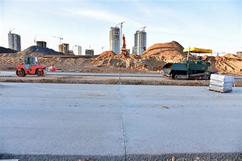 도로 작업 중에 롤러 기계를 포장합니다 포장 작업을위한 건설 현장에서 도로 롤러 도로 분진을 위한 모래를 규준 개발에 대한 스톡 사진 및 기타 이미지 Istock