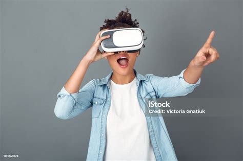 젊은 아프리카 여성 회색 벽 스튜디오 캐주얼 매일 라이프 스타일 재생 가상 현실 헤드셋에 고립 가상현실에 대한 스톡 사진 및 기타 이미지 Istock