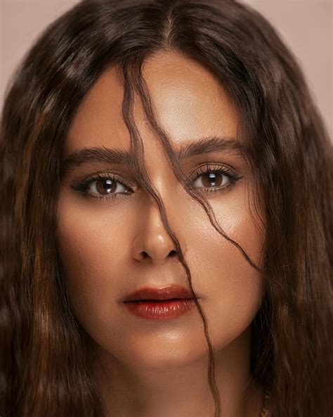 광택이 있는 꾸뛰르 눈길을 끄는 다채로운 런웨이 매력 매력적인 매우 훌륭한 매혹적인 메이크업 모델 블루 드레스 선명한 스타일 스튜디오 스튜디오