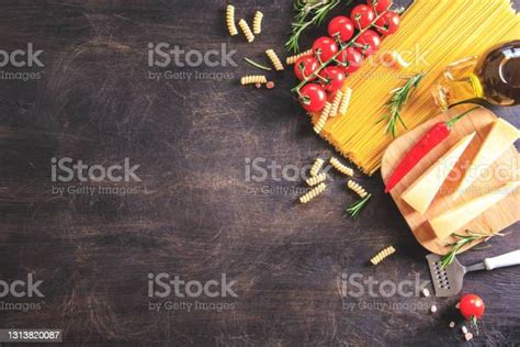 나무 배경에 조리되지 않은 파스타 맨 위 보기입니다 요리용 재료로 파스타를 생으로 조리합니다 식품 개념 이탈리아 음식 건강한 생활방식에 대한 스톡 사진 및 기타 이미지