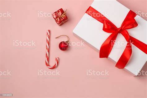 복사 공간이있는 복숭아 배경에 새틴 빨간 리본 리본이있는 흰색 선물 상자 개념에 대한 스톡 사진 및 기타 이미지 개념 겨울