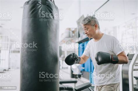 장갑으로 체육관에서 권투를 연습하는 활동적인 중국 노인 권투 스포츠에 대한 스톡 사진 및 기타 이미지 권투 스포츠 건강한 생활방식 결심 Istock