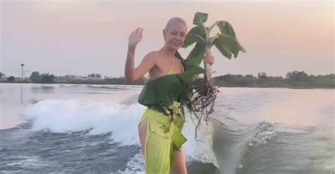 รวมรูปภาพของ แซมมี่ ห่มใบตองเซ็กซี่ แดนซ์สุดเหวี่ยงบนเซิร์ฟ รับวันลอยกระทง รูปที่ 12 จาก 17