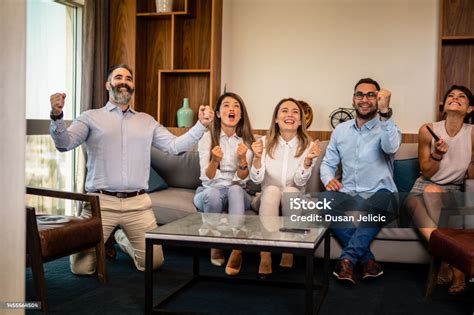 여성 직원 3명과 남성 2명으로 구성된 팀 퇴근 후 좋아하는 스포츠 팀을 응원하는 팀 개성 개념에 대한 스톡 사진 및 기타 이미지 개성 개념 경영자 계획 Istock