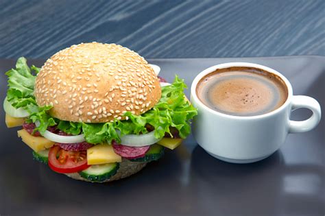 회색 배경에 야채와 소시지와 커피와 햄버거 패스트 푸드와 아침 식사 칼로리와 다이어트 건강한 식생활에 대한 스톡 사진 및 기타 이미지 건강한 식생활 고기 굽기