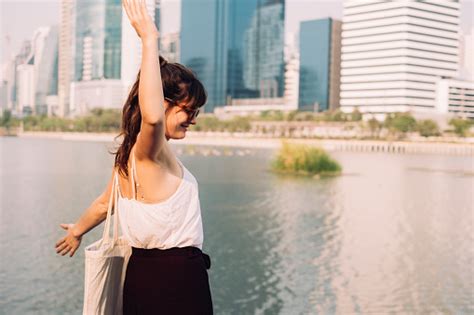 강 근처에 서서 방콕의 탁 트인 경치를 즐기고 팔을 흔들며 행복한 백인 여성 꽃 식물에 대한 스톡 사진 및 기타 이미지 꽃 식물 손 흔들기 30 34세 Istock