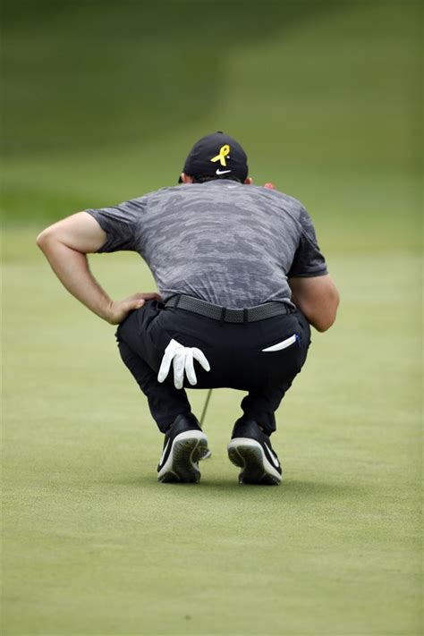 노란색 리본 달고 경기에 임하는 골퍼 로리 맥길로이 한국일보