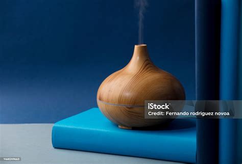 거실의 회색 테이블에 다양한 범위의 파란색을 가진 천연 오일 증기가 있는 나무 기화기 0명에 대한 스톡 사진 및 기타 이미지 0명 가습기 문자 Istock