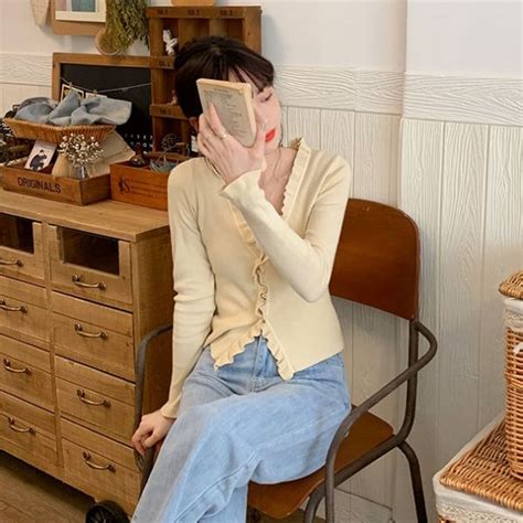 브이넥 프릴 디테일 니트 가디건 결혼식하객룩 간절기 세미 봄 가을 데이트룩 소개팅룩 데일리코디