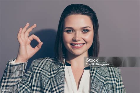 닫 다 아름 다운 매력적인 그녀의 그녀의 사무실 사진 초상화 유쾌한 자신감 꽤 그녀 그녀의 비서 사무실 레이디 만들기 응답 고립