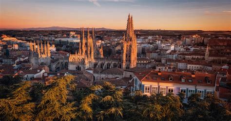 부르고스 대성당과 해질녘 도시 파노라마 부르고스 카스티야 레온 스페인 사진 Unsplash의 경치 좋은 자연 이미지