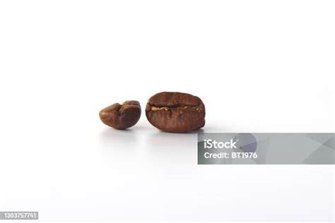 흰색 배경에 향기로운 검은 커피의 곡물 두 개의 커피 콩 선택적 초점 클로즈업구운 커피 콩의 배경 텍스트 장소 0명에 대한 스톡 사진 및 기타 이미지 Istock