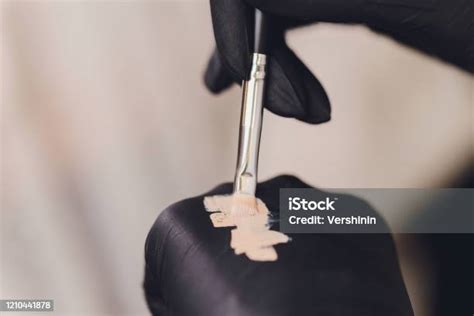 미용사 메이크업 아티스트는 세션 보정에서 뷰티 살롱에서 이전에 뽑아 디자인 트리밍 눈썹에 페인트 헤나를 적용합니다 얼굴에 대한 전문적인 관리 개선에 대한 스톡 사진 및 기타