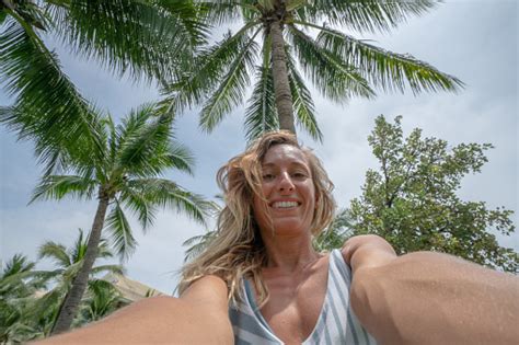 휴가 재미에 야자수 아래 Selfie를 복용 하는 젊은 여자 즐기는 열 대 기후 백인 여성 이국적인 목적지에 자기 초상화를 캡처 개성 개념에 대한 스톡 사진 및 기타 이미지