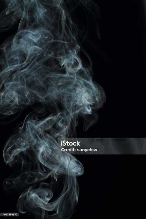 검은 배경에 흰색 연기 텍스처 검은색에 대한 스톡 사진 및 기타 이미지 검은색 곡선 그을음 Istock