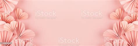 발렌타인 데이 축제 배너 아시아 스타일의 축제 배너 접힌 팬의 분홍색 종이 하트는 옆으로 테두리 상단 보기 복사 공간으로 부드러운 파스텔 핑크 색상 배경으로 날아 0명에