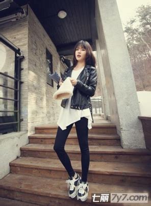 白衣服黑裤子白鞋图片 上身白衣服下身黑裤子图片 随意云