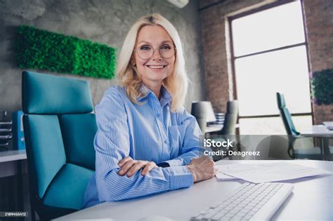 대낮에 현대적인 사무실 책상에서 전문성과 우아함을 보여주는 자신감 넘치는 성숙한 여성 45 49세에 대한 스톡 사진 및 기타 이미지 45 49세 경영자 고객 Istock