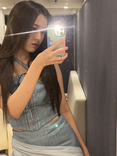 고요 on Twitter 유진이 거울셀카 찍을 때 나오는 이 바이브 너무 좋음
