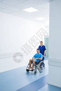 病人在医院走廊轮椅上的伤员和高清图片下载 正版图片502716268 摄图网